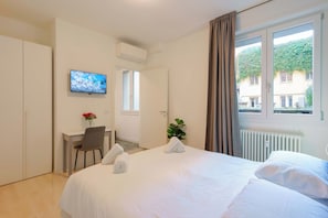 Quarto Premium | Com decoração personalizada, Wi-fi grátis, roupa de cama fornecida 