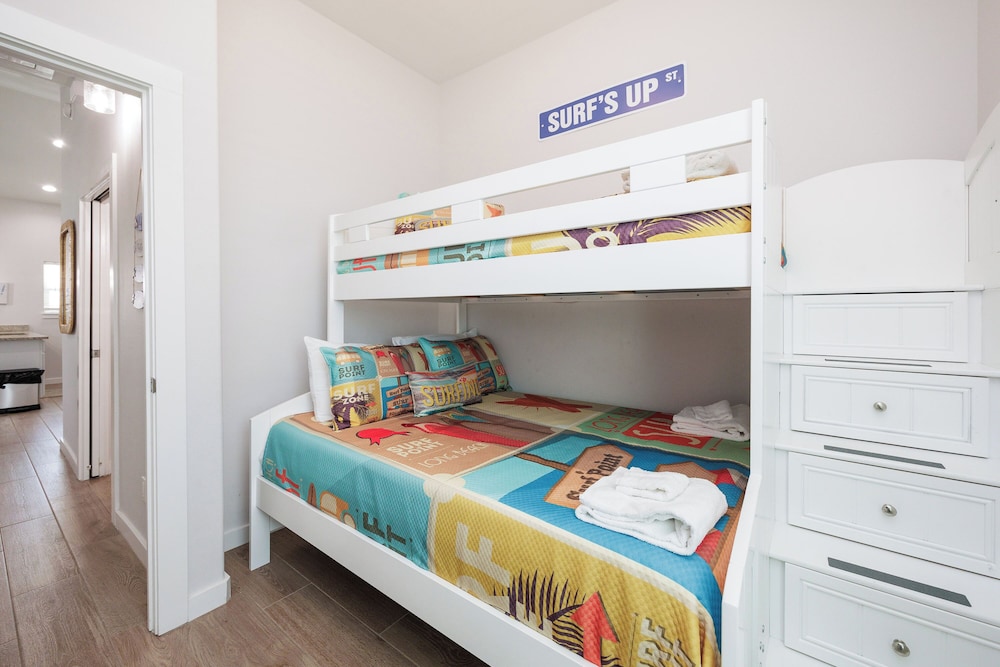 Chic Beach Escape: Resort Living, Private Outdoor Space, Short Walk To Beach - Corpus Christi, TX