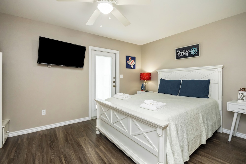 Time To Make Waves: Spacious Townhouse Steps From The Beach Is Ready For You - Corpus Christi, TX