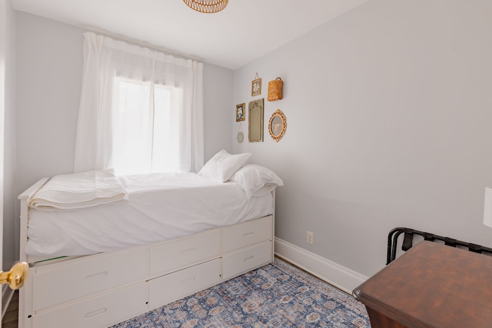 Luxury Suite W/blackout Blinds. Walk To Downtown. Pet Friendly; Full Fenced Yard - Midland, MI
