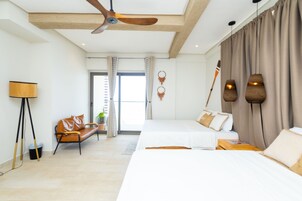 Quarto duplo superior, sacada, vista para o mar | Roupas de cama premium, frigobar, cofres nos quartos, escrivaninha