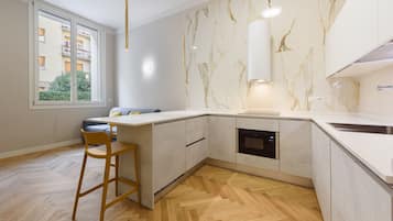 Apartamento romântico | Cozinha privada | Geladeira, fogão, cooktop, lava-louças