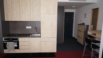Zora Exclusive Apartment by CHORS | Cozinha privada | Geladeira grande, micro-ondas, lava-louças, cafeteira/chaleira