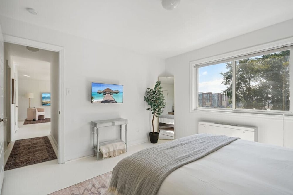 Crystal City Charm / Free Parking - Alexandria, VA