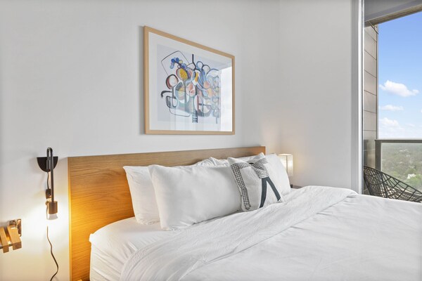 Luxe Condo In Downtown Austin - Sunset Valley, TX
