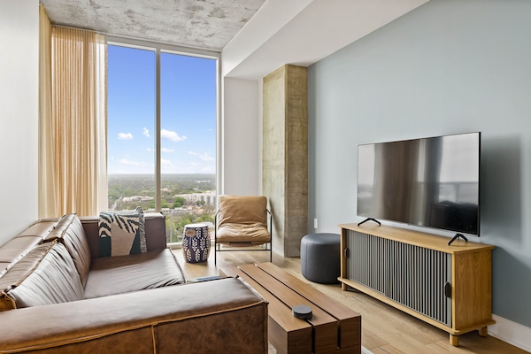 Condo superluxo, 1 cama King e sofá-cama, sacada, vista para a cidade | Área de estar | TV LED, Netflix, livros, serviços de streaming