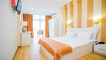 Quarto Duplo Comfort | Roupa hipoalergénica, minibar, com decoração personalizada, secretária