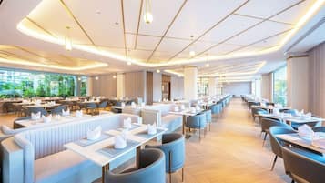 2 restaurantes, é servido café da manhã