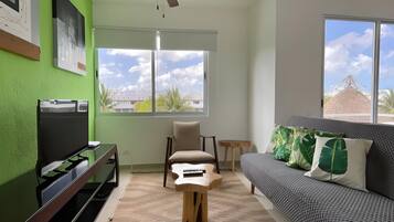 Apartamento família | Área de estar | TV de tela plana 32 polegadas com canais digitais