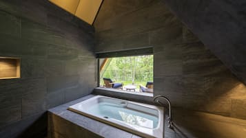 Apartamento de Luxo em Condomínio Fechado | Casa de banho | Um secador de cabelo, chinelos