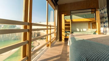 Quarto luxo, várias camas, vista para a praia | Vista da sacada