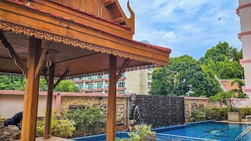 Piscina exterior, toldos gratuitos, espreguiçadeiras