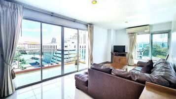 Grand Suite Double | Sala de estar | Televisor de ecrã plano de 26 polegadas com canais digitais