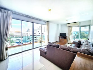 Grand Suite Double | Área de estar | TV de tela plana 26 polegadas com canais digitais