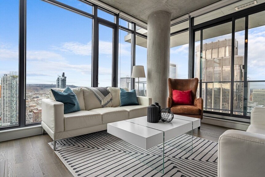 Modern Comfort With Views, Parking, Office & Ac - Fort Calgary