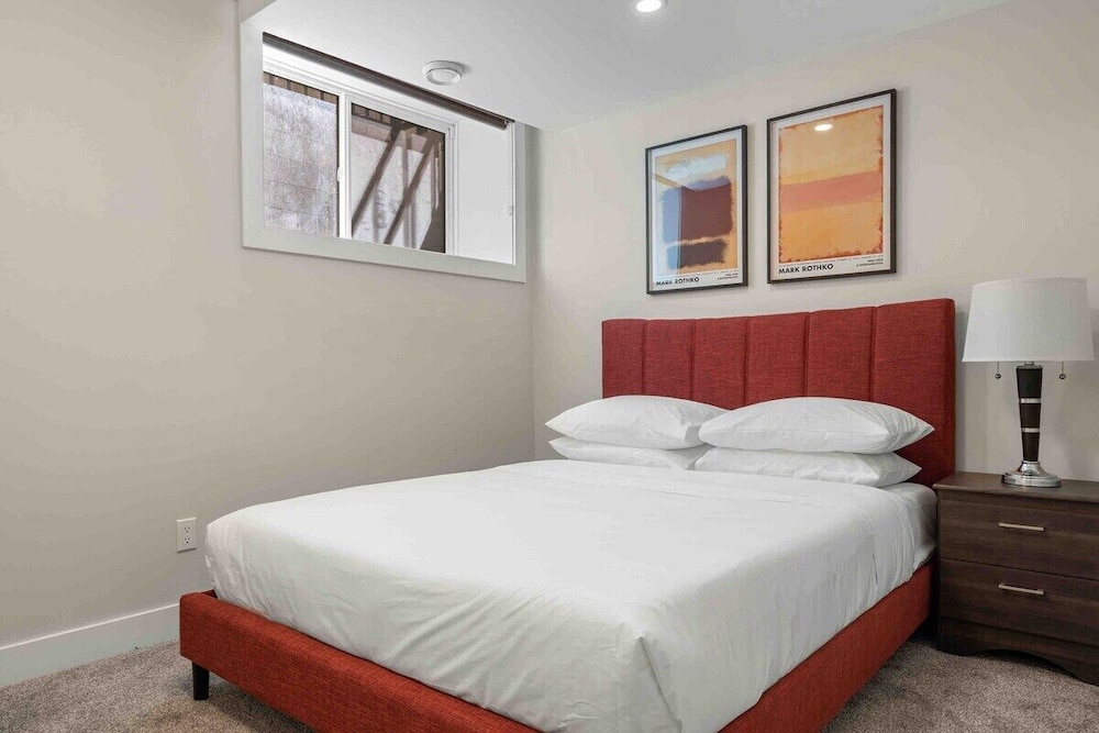 Farmhouse Charm 4bdrm Contemporary Retreat - Calgary