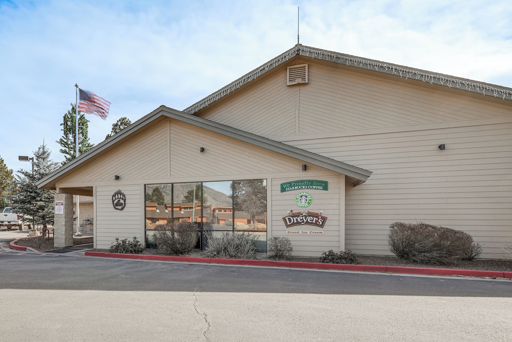 Cozy Flagstaff Retreat W/ Balcony & Mtn View! - Flagstaff, AZ