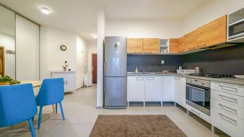Vesna Convenient Apartment by CHORS | Cozinha privada | Geladeira grande, micro-ondas, cooktop, cafeteira/chaleira