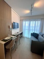 Apartamento | Sala de estar | Smart TV de 32 polegadas com canais por cabo