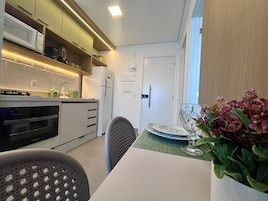 Apartamento | Cozinha privada | Geladeira grande, micro-ondas, fogão, liquidificador