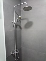 Quarto Twin Básico, 2 camas individuais | Casa de banho | Um polibã, um chuveiro fixo, um secador de cabelo, toalhas fornecidas 