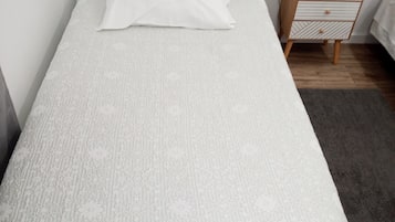 Quarto Twin Básico, 2 camas individuais | Minibar, secretária, Wi-fi grátis, roupa de cama fornecida