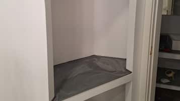 Quarto duplo básico, 2 camas de solteiro | Frigobar, escrivaninha, Wi-Fi de cortesia, roupa de cama