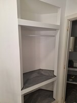 Quarto Twin Básico, 2 camas individuais | Minibar, secretária, Wi-fi grátis, roupa de cama fornecida