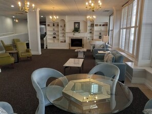 Área de estar no saguão