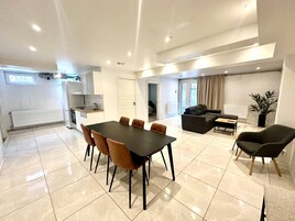 Suite Familiar | Sala de estar | Smart TV de 32 polegadas com canais digitais 