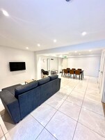 Suite Familiar | Sala de estar | Smart TV de 32 polegadas com canais digitais 