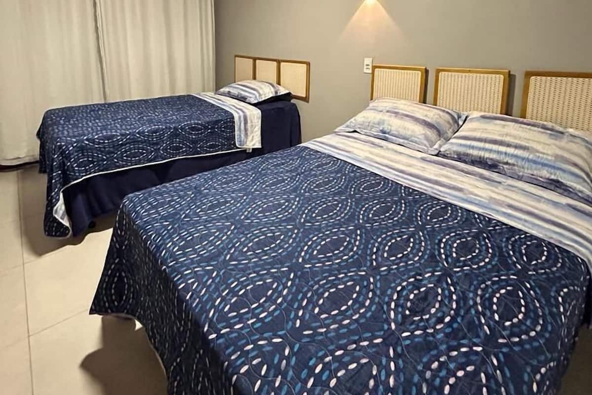 Quarto Tradicional, várias camas, casa de banho anexa | 1 quarto, minibar, Wi-fi grátis, roupa de cama fornecida