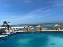 15 piscinas exteriores, da(s) 9:00 à(s) 22:00, guarda-sóis 