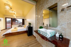 Quarto casal luxo | Banheiro | Produtos de toalete de grife, secador de cabelo, chinelos 