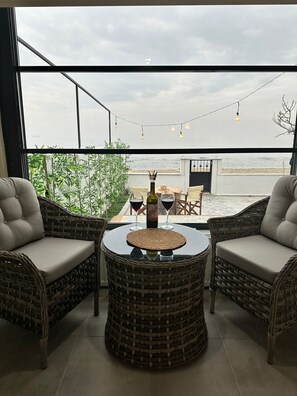 Quarto luxo, sacada, vista para o mar | Frigobar, Wi-Fi de cortesia, roupa de cama