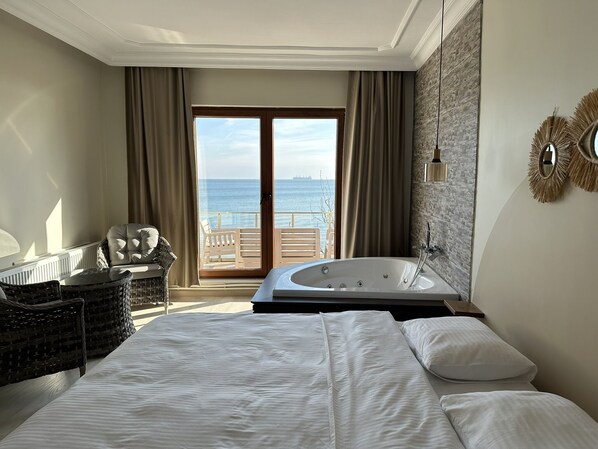 Quarto luxo, 1 cama King, terraço, vista para o mar | Frigobar, Wi-Fi de cortesia, roupa de cama