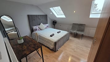 Quarto Triplo Familiar | Secretária, secretária adequada para computadores portáteis