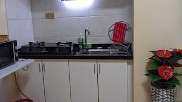 Suite-Estúdio Comfort | Cozinha privada | Minifrigorífico, um micro-ondas, um forno, uma placa de cozinha