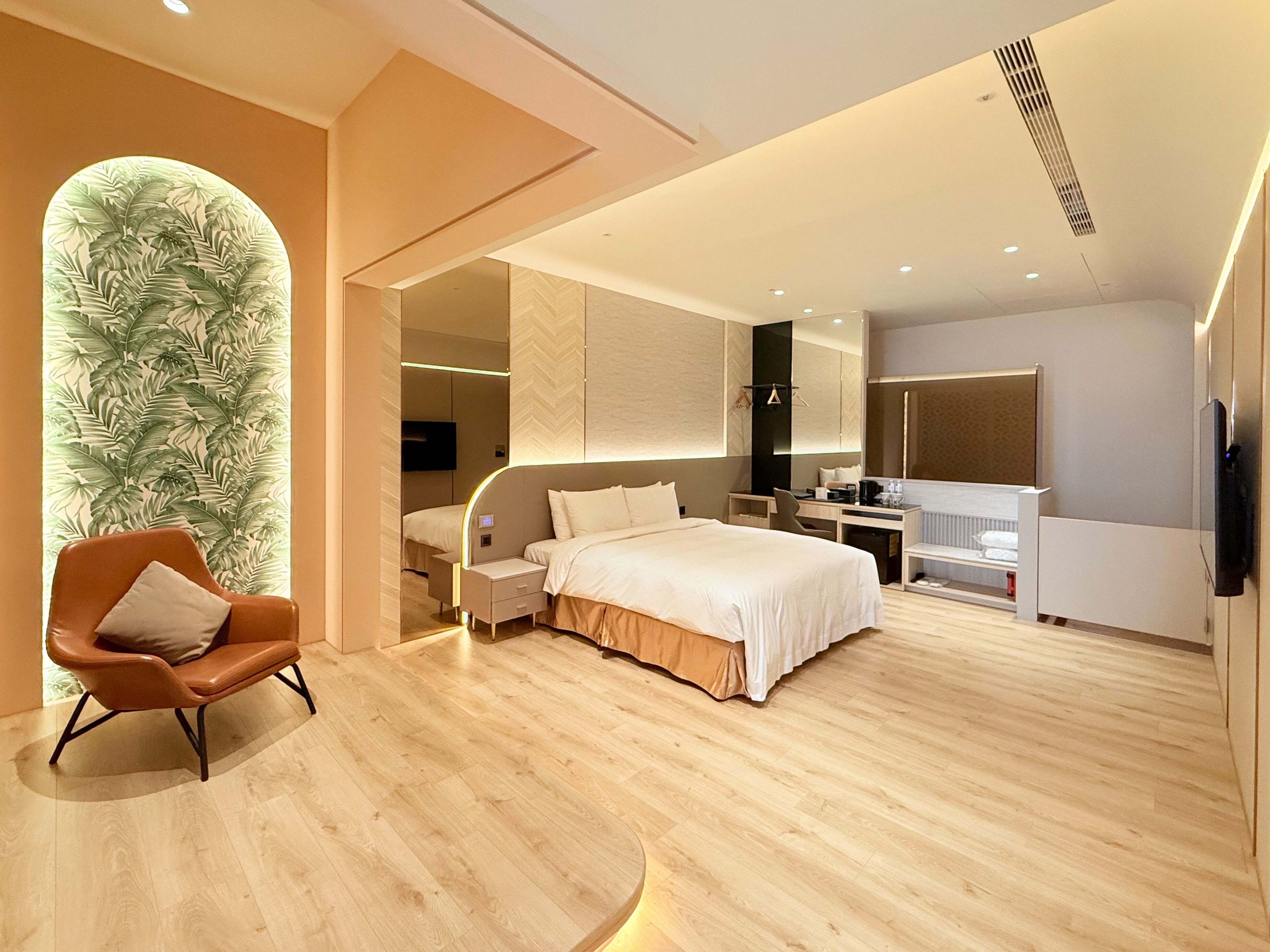 Quarto superior, 1 cama Queen | Cofres nos quartos, escrivaninha, cortinas blackout, Wi-Fi de cortesia