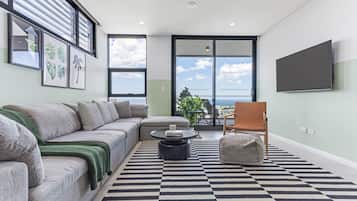 Apartamento premium, 3 quartos, vista para o mar | Área de estar | Smart TV 55 polegadas com canais via satélite