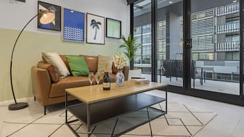 Apartamento Clássico, 1 cama king-size | Sala de estar | Smart TV de 55 polegadas com canais via satélite
