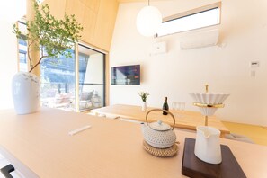 Casa design | Cozinha privada | Geladeira grande, micro-ondas, fogão, cooktop