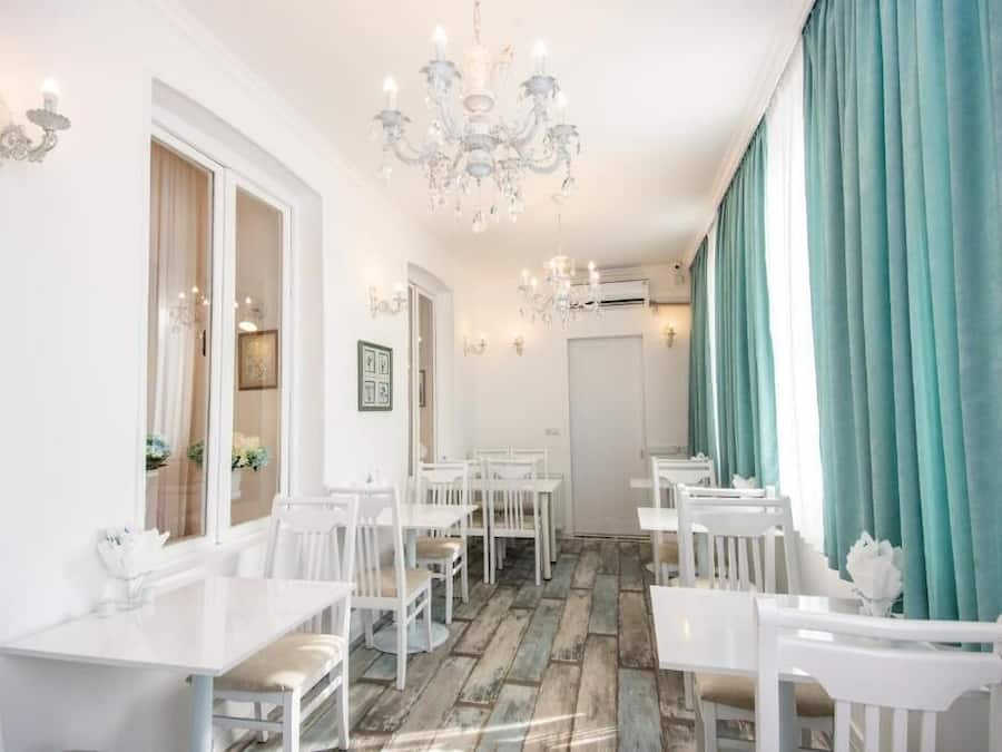 Café da manhã com pratos da culinária local grátis todos os dias