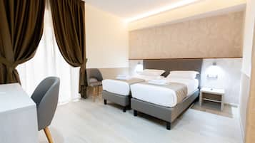 Quarto Duplo ou Twin Deluxe, varanda, Vista para a cidade | Minibar, cofre no quarto, com mobília individualizada, secretária