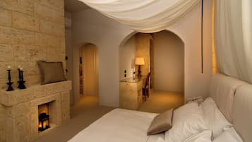 1 quarto, minibar, cofre com capacidade para portátil