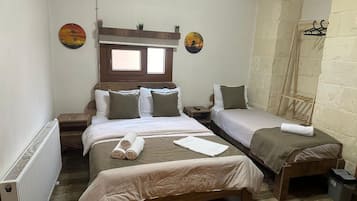Quarto triplo standard, vista para a cidade | 1 quarto, Wi-Fi de cortesia