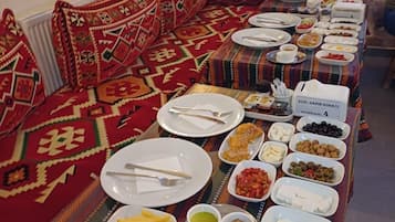 Café da manhã para viagem grátis todos os dias
