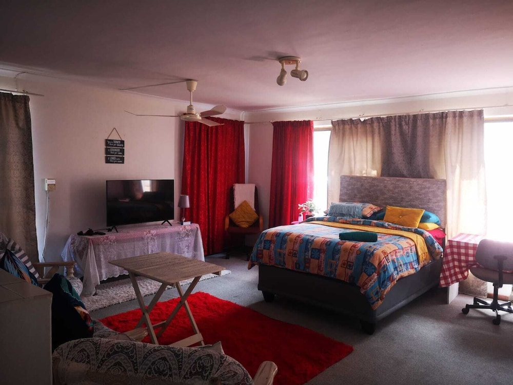 Hermanus Huisie - Charming And Spacious Room With On Suite Bathroom - 80s Feel.. - Hermanus