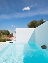 Piscina externa, guarda-sóis, espreguiçadeiras