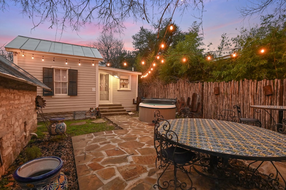 Calmbach Cottage 2 Bedroom Home By Redawning - Fredericksburg, TX